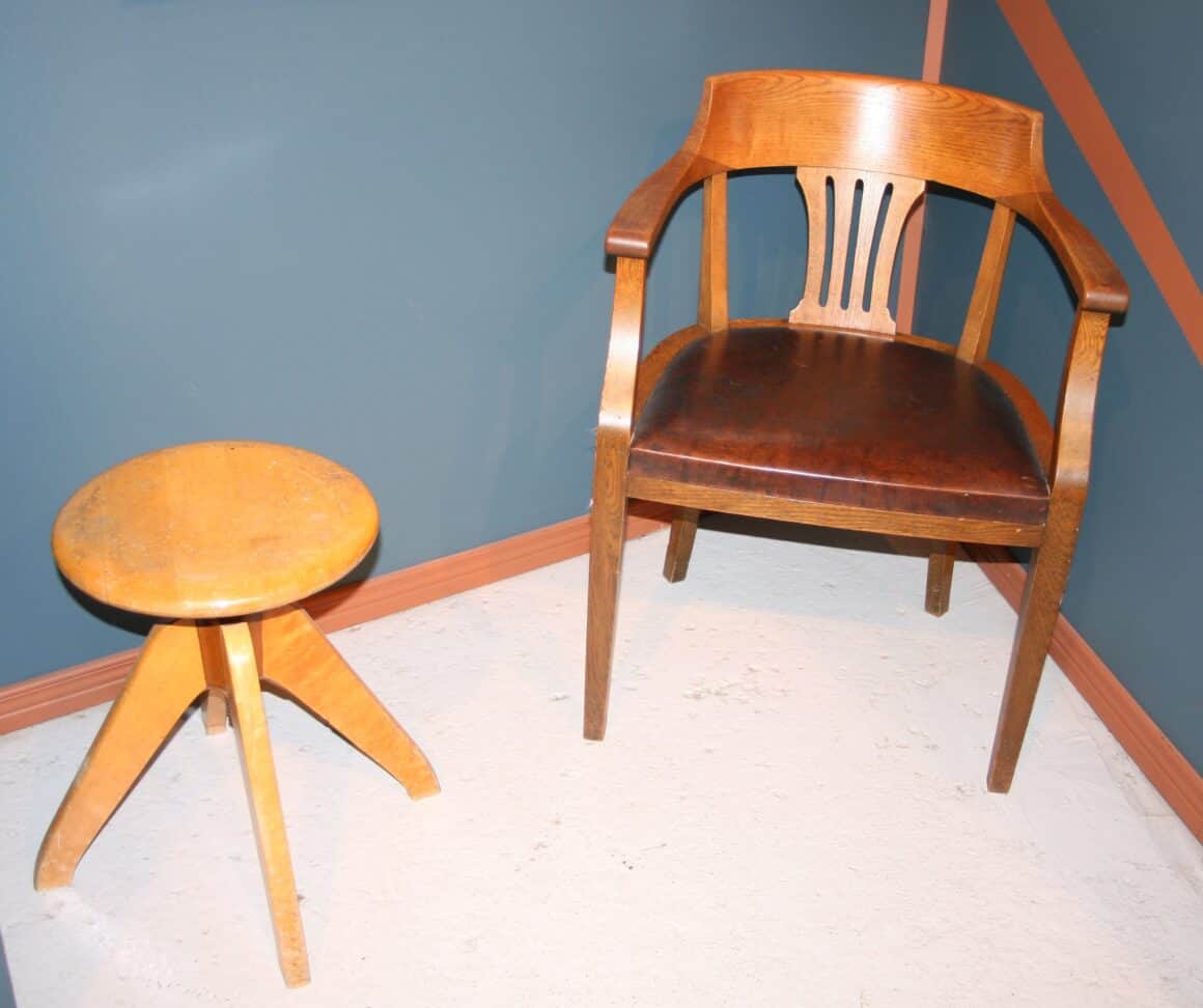 Stool Vs. Chair: Which is Better for your Posture? - The Nature Hero