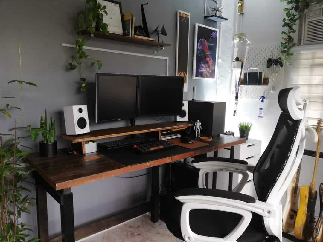 Should Your Desk Face the Wall? - The Nature Hero